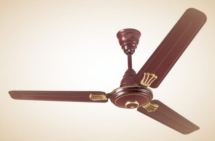 गर्मी के बीच ग्रामीण ने विद्यालय को पंखा किया दान