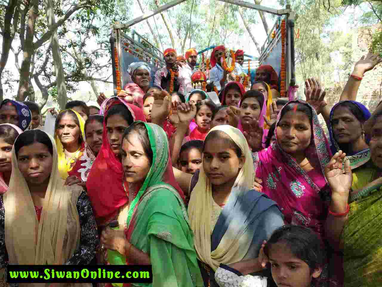 शोभा यात्रा में उमड़ी श्रद्धालुओं की भीड़