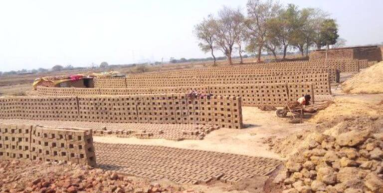 ईट भट्ठा पर काम कर रहे दो दर्जन मजदूरों को कराया गया मुक्त