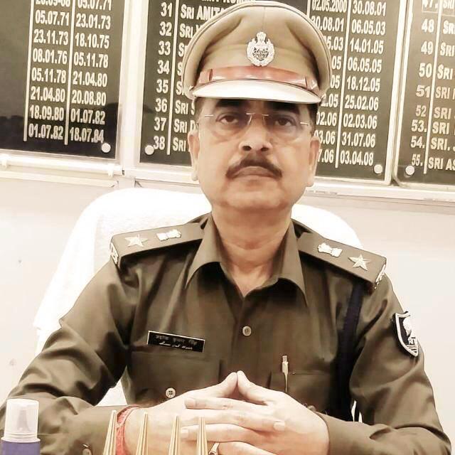 सिवान पहुंचे रेल एसपी अशोक कुमार सिंह, लंबित व निष्पादित मामलों की फाइल ...