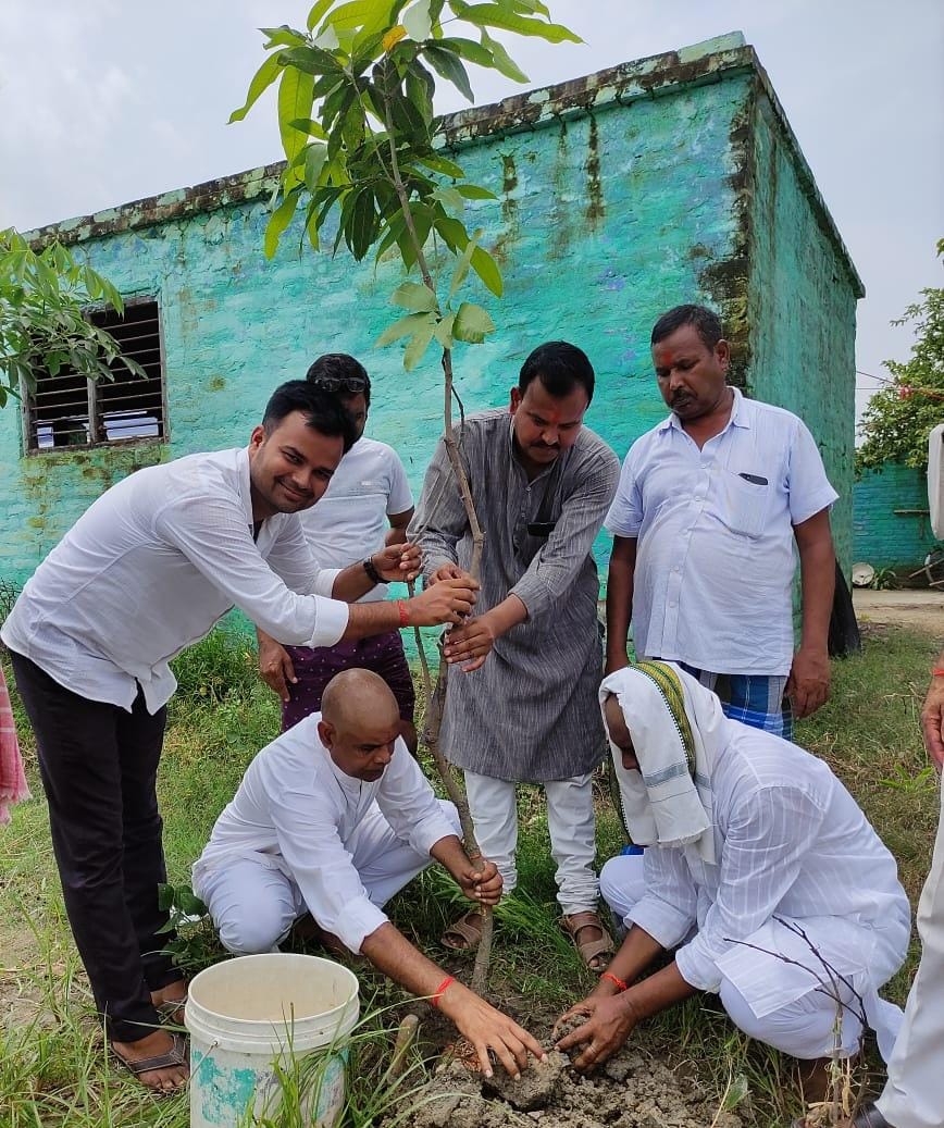 छपरा: सोनौली में श्रद्धांजलि सभा आयोजित, हुआ पौधारोपण